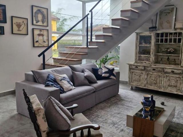 Linda casa em condomínio fechado com vista para as montanhas