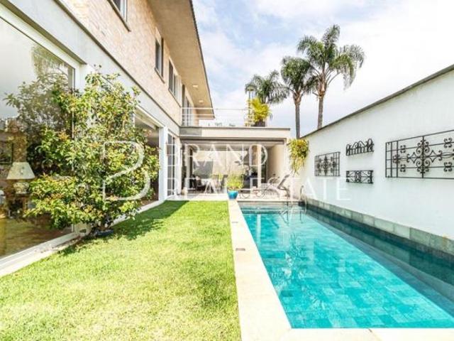 Linda casa em condomínio fechado, localizada no Alto da Boa Vista