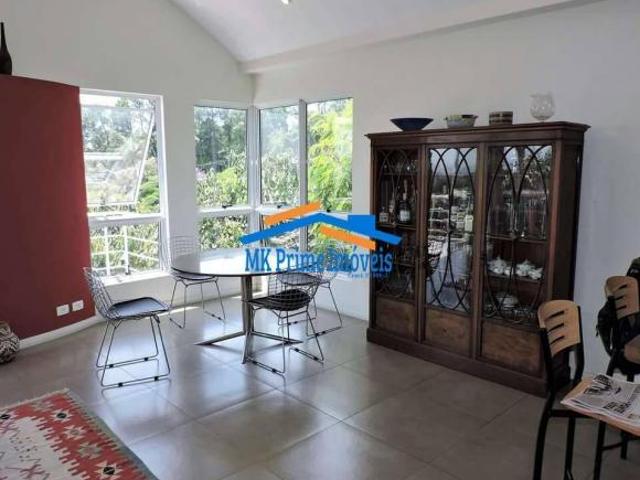 Linda Casa em condomínio integrada à natureza 3 dorm. 1 suíte