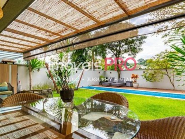 Linda casa em condomínio, ótima localização!