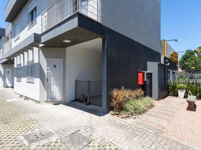 Linda Casa em condomínio, localizada no bairro TRISTEZA, Zona Sul de PORTO ALEGRE.