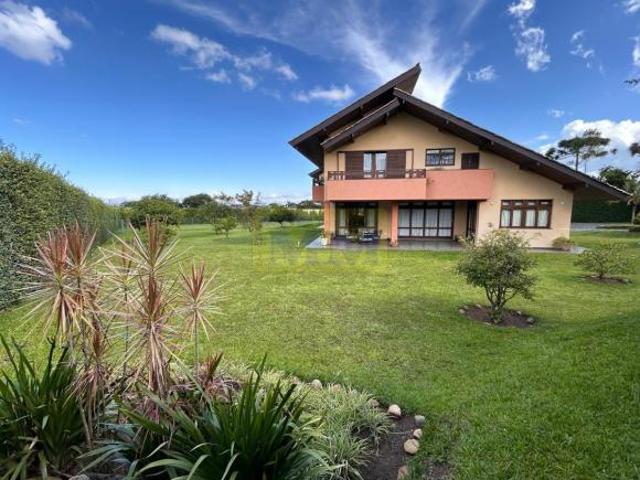 Linda casa em condomínio no Centro de Pinhais com 2.133,59 m² de terreno