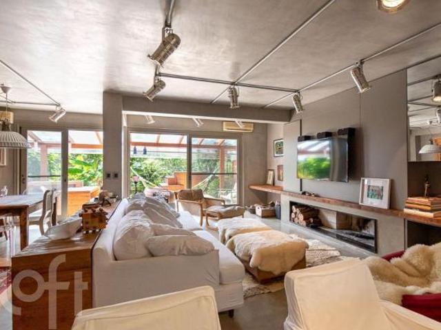 Linda casa em condomínio no bairro Três Figueiras