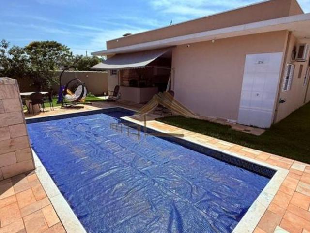 Linda casa em condomínio na cidade de Porangaba SP, contendo 3 dormitórios e piscina
