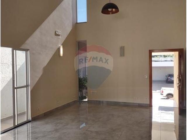 Linda Casa em condomínio para locação!