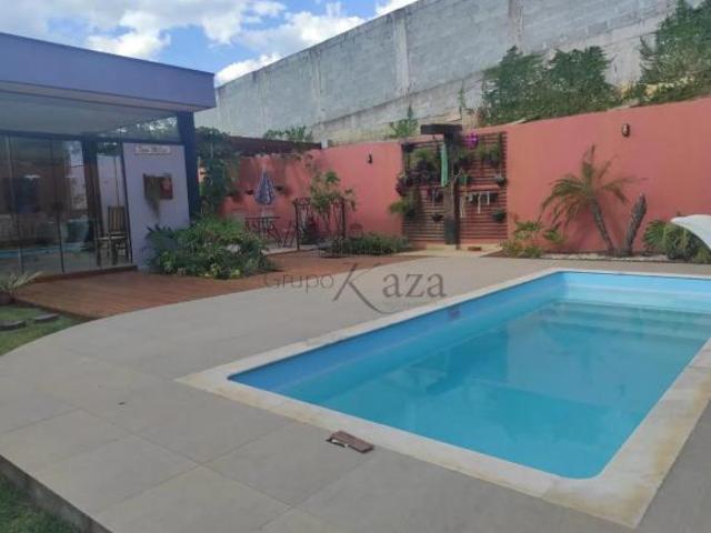 Linda Casa em Condomínio Térrea Condomínio Colinas do Parahyba 4 Dormitórios 306,34m²