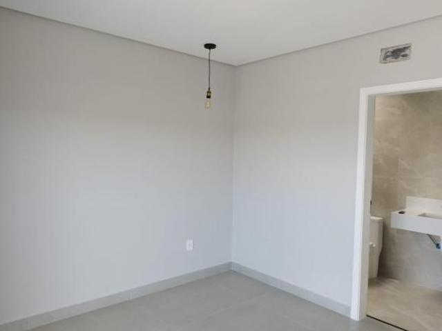 Linda casa em condominio Zona Oeste