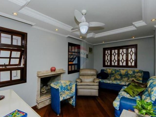 Linda Casa em Conjunto Residencial 192m² 4 quartos, 1 suíte, com Piscina e espaço de lazer