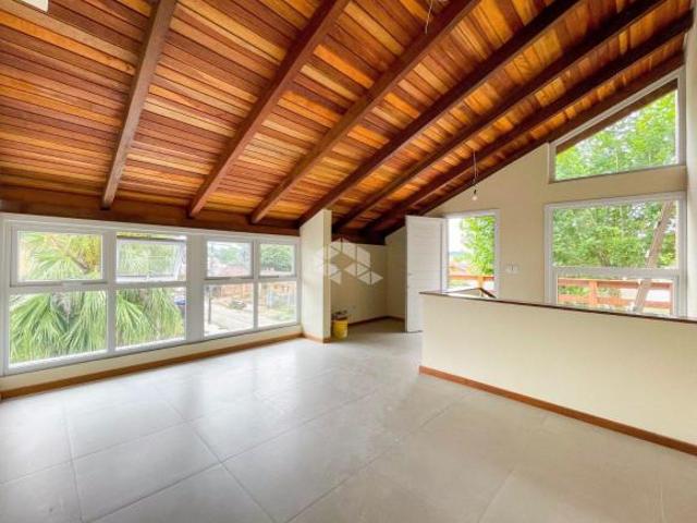Linda Casa em construção com pátio totalmente privativo