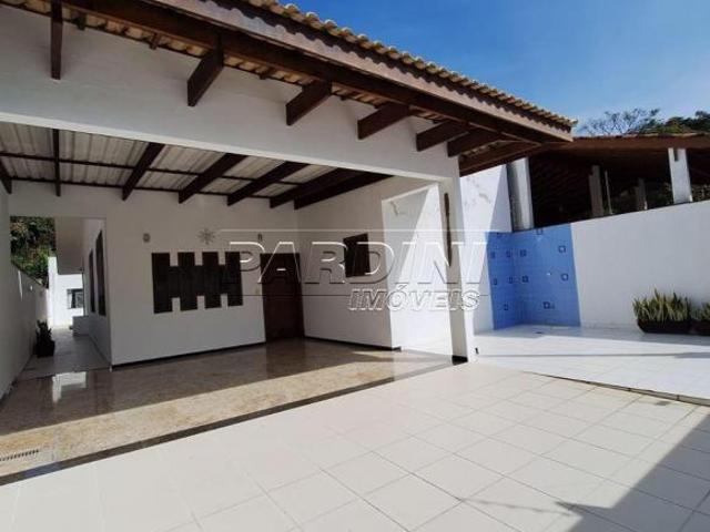 Linda casa em estilo moderno com 4 suítes e espaço gourmet na praia das Toninhas em Ubatuba!