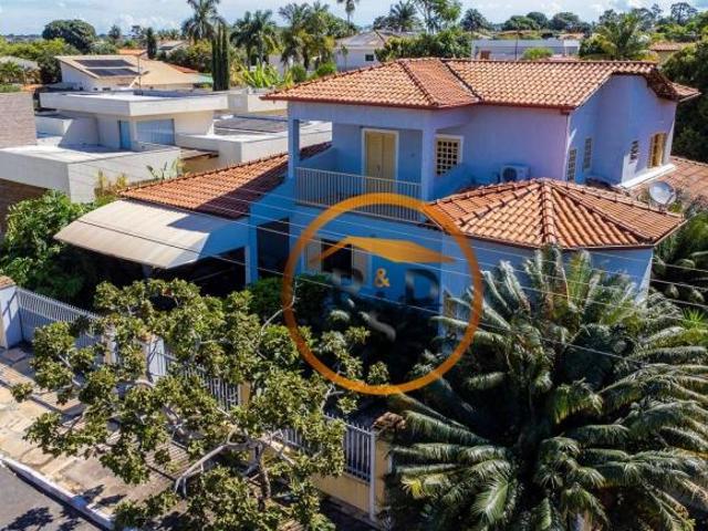 Linda casa em final de rua, dois pavimentos com casa auxiliar