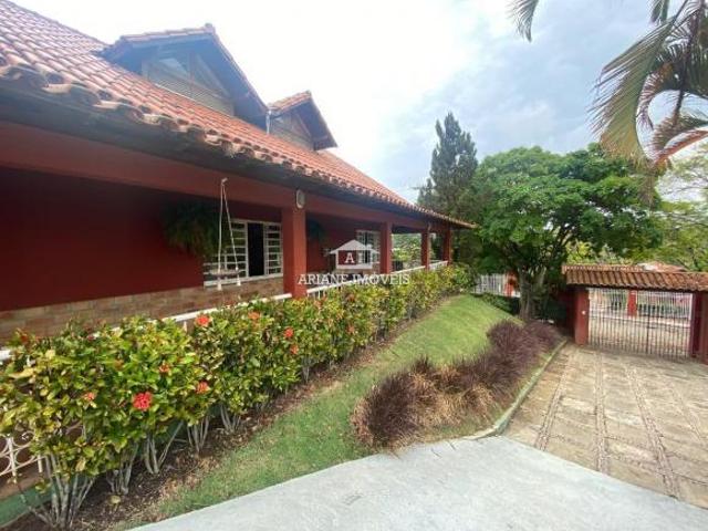 Linda casa em lote de 2.170,00 m²