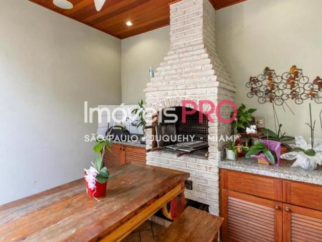 Linda casa em rua fechada com guarita no Campo Belo