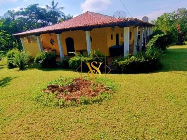 Linda Casa em terreno de 3200m² dentro de condomínio em itu km 68,5