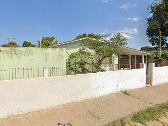 Linda casa em terreno de esquina com 145m²