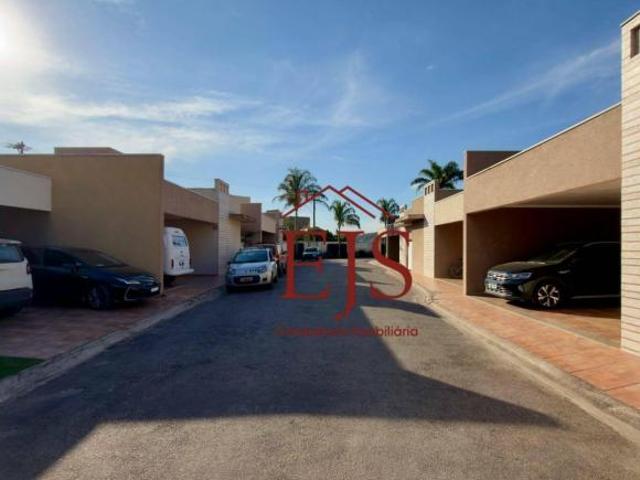 Linda casa em Village fechado com total privacidade 2 Suítes com fino acabamento em excelente loca