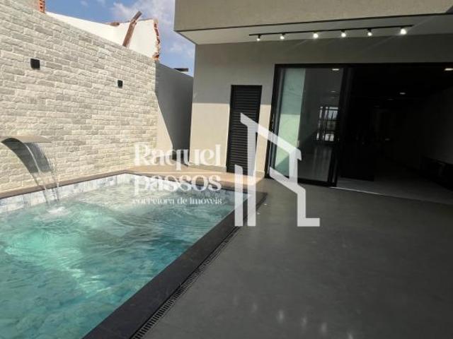 Linda casa escriturada com 400m² e 4 suítes em Arniqueiras