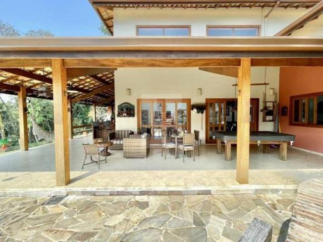 Linda Casa Estilo Campo Totalmente Avarandada com Vista Privilegiada para a Natureza!