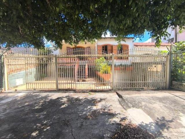 Linda casa estilo colonial com mais dois apartamentos nos fundos de 2 qts cada um