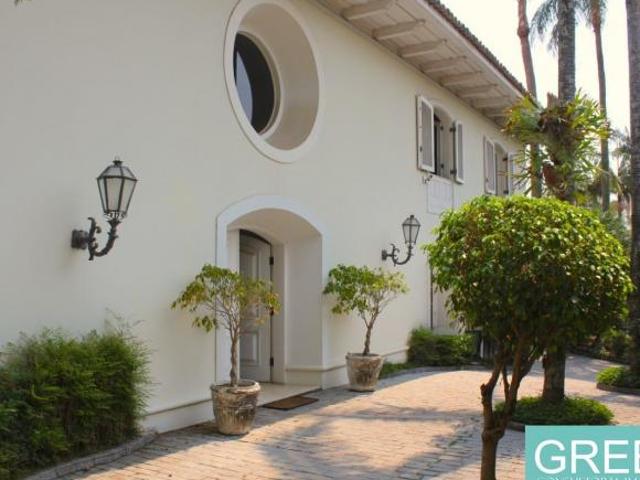 Linda Casa Estilo Colonial Reformada e Modernizada no Jardim Guedala! 680m2 construídos, 800m2 de te