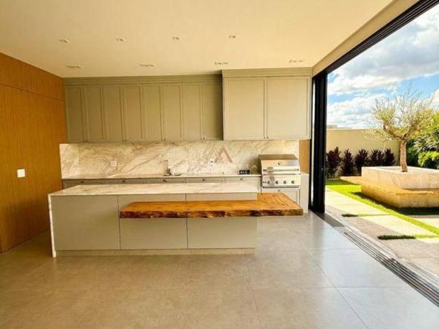 Linda casa estilo Neoclássica á venda no Golfe Jardins