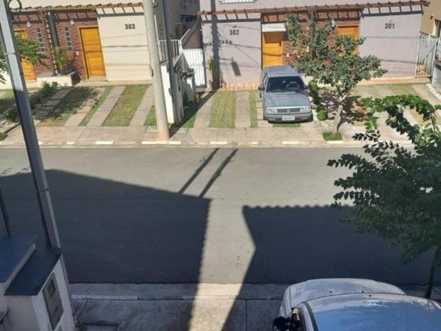 Linda Casa Geminada com 02 Dormitórios, 02 vagas de garagem no Condomínio em VGP