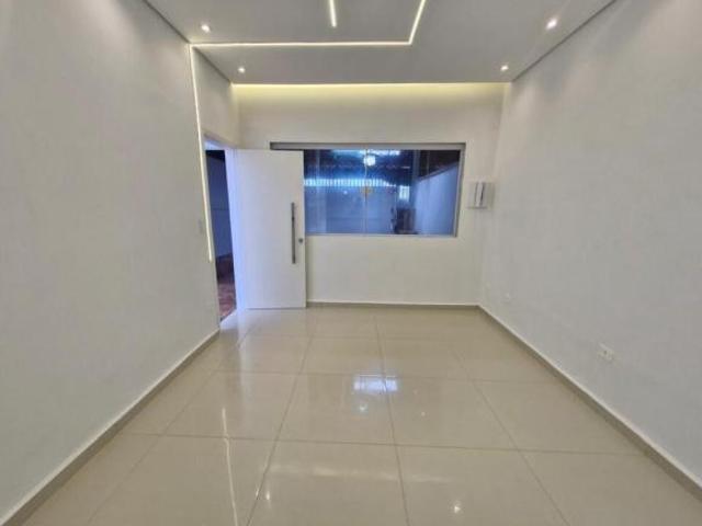 Linda casa geminada e reformada com 3 dormitórios no Caiçara!