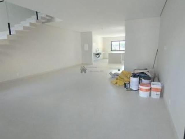 LINDA CASA GEMINADA EM MEIO LOTE, 03 QUARTOS, SUITE 03 VAGAS, PISCINA, SALAO DE FESTAS, ALVORADA