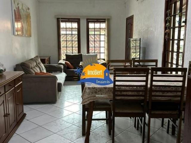 Linda casa geminada super perto da praia!
