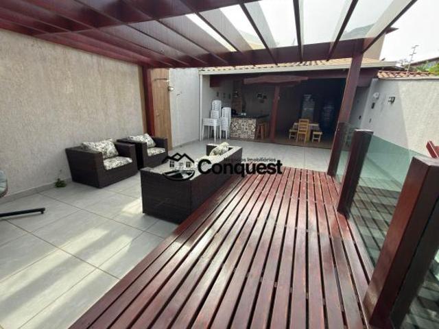 Linda e Espaçosa Casa Geminada 03 Quartos com suíte, closet, 03 vagas de garagens, Bairro Europa, C