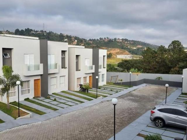 Linda casa germinada 3 dormitório sendo 1 suite em Santana de Parnaíba