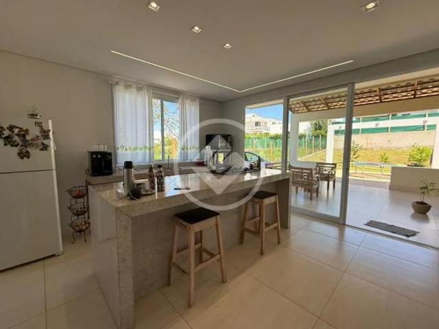 Linda casa linear, 4 quartos, sala ampla, no imponente condomínio Gran Royalle
