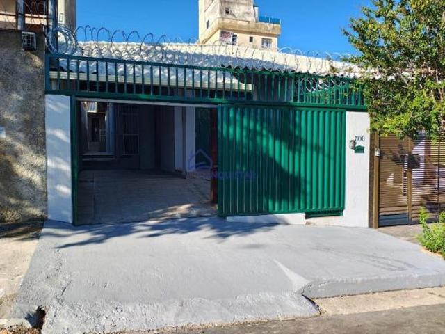 Linda casa linear com entrada independente no Bairro Santa Mônica
