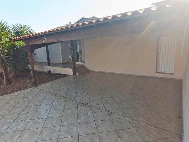 Linda Casa linear de 3 quartos COM HABITE SE no bairro Santa Monica, com 4 vagas