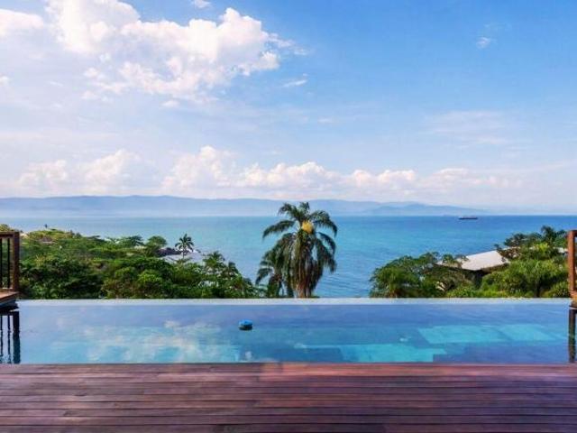 Linda Casa Localizada em Condomínio Pé na Areia em Ilhabela