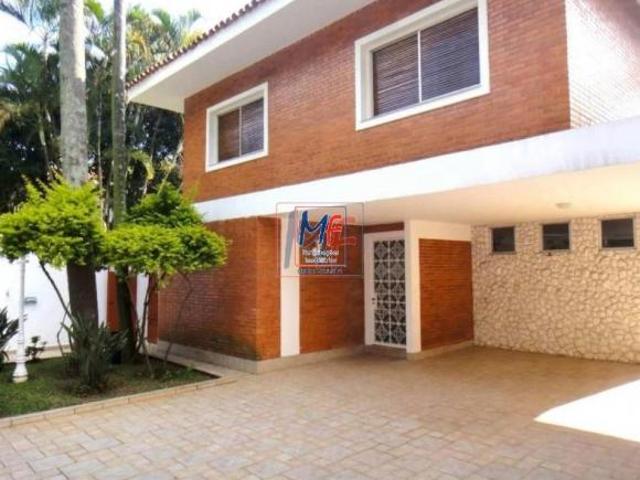 Linda Casa localizada no bairro Jardim Morumbi, com 6 dorms 2 suítes, 7 vagas, sendo 450 m² A.C e