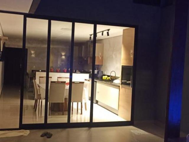 Linda casa localizada próximo ao dona de casa em Arniqueiras