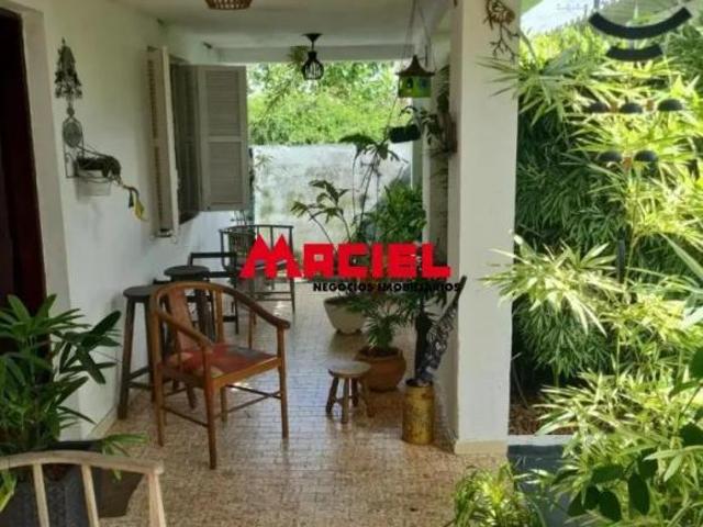 Linda Casa lote inteiro com 3 dormitórios em Jacareí!