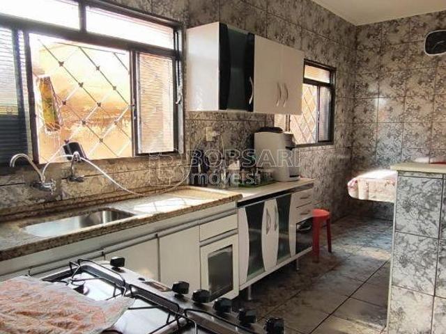 Linda Casa Padrao com 4 Dormitorios no Jardim Dom Pedro I