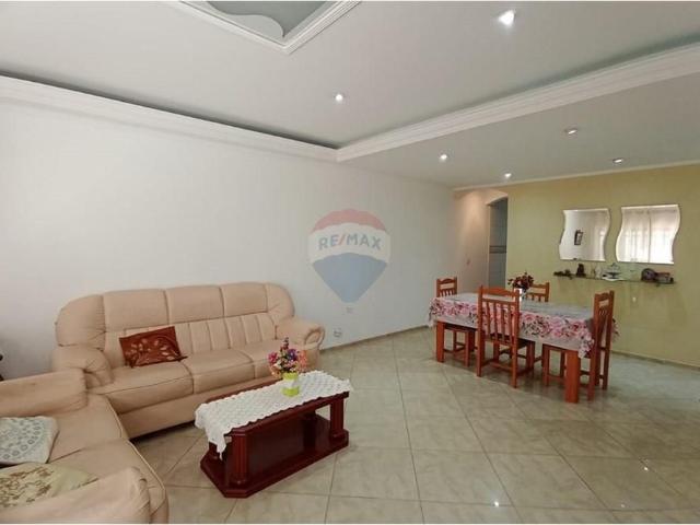 Linda Casa para Alugar em Vila Galvão!