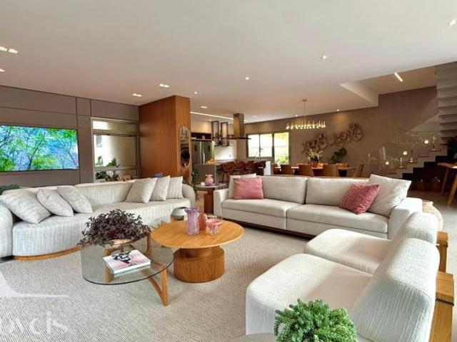 LINDA CASA PARA VENDA COM 4 SUÍTES E TOTALMENTE MOBILIADA