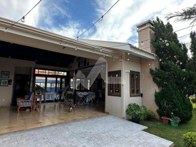 Linda casa para venda no Jardim Gisela, com duas suítes e dois quartos, piscina, 418m de terreno