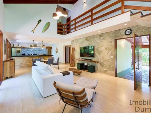 Linda casa paradisíaca na praia do Prumirim com 4 suítes