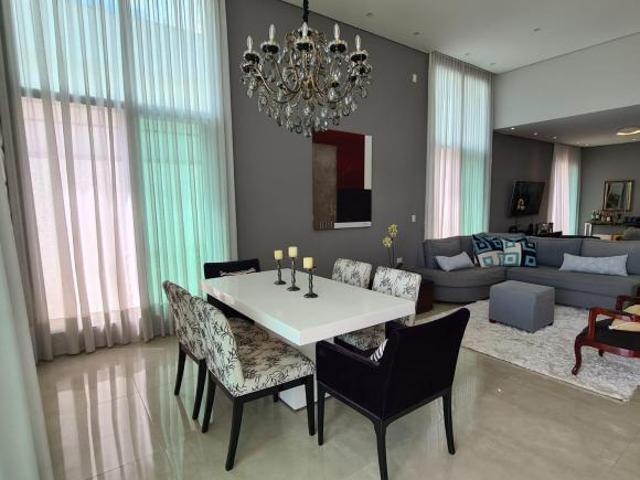 Linda casa plana com piscina e otimo acabamento com amplo quintal
