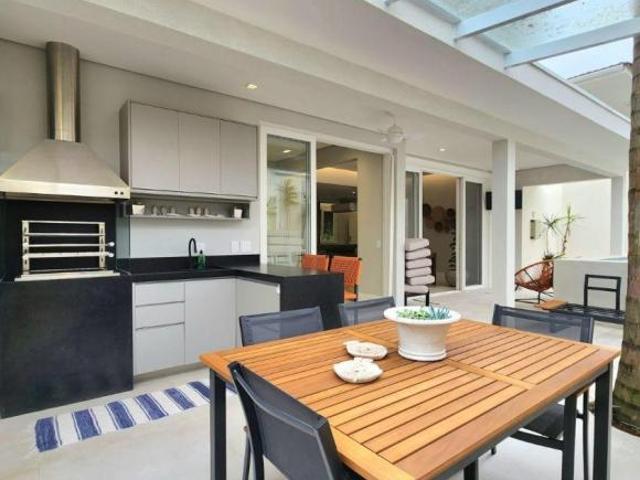 Linda casa próxima a praia disponível para locação e venda em Juquehy!
