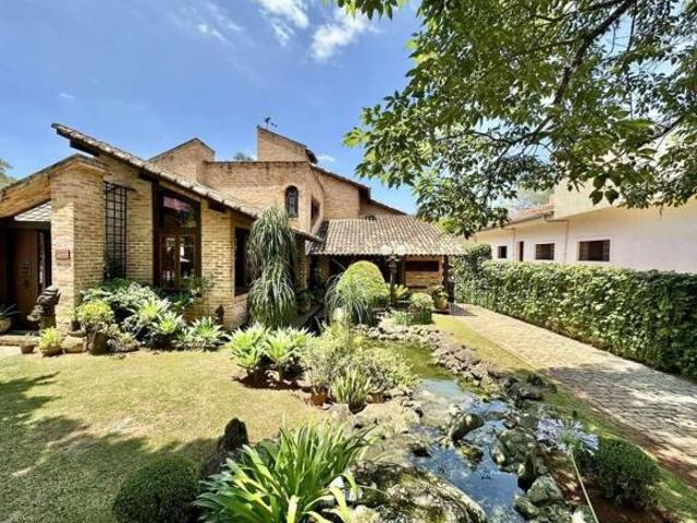 Linda Casa Rústica à Venda em Jandira | 4 Suítes, Área Gourmet e Condomínio com Lazer Completo