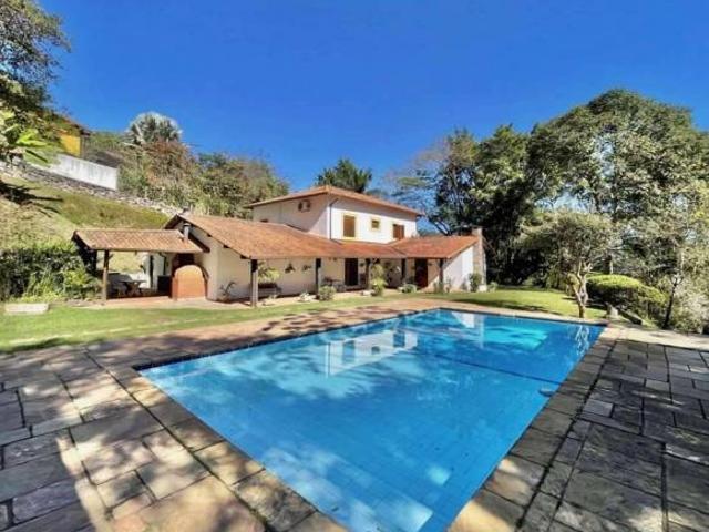 Linda Casa Rústica à Venda na Granja Viana com Piscina, Lazer e Segurança em Condomínio Fechado