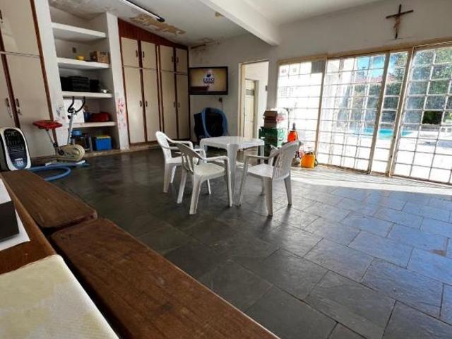 Linda casa rústica à venda no Parque Castelo