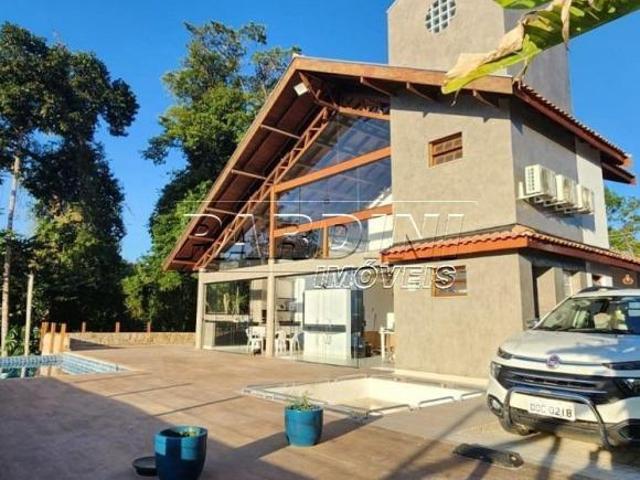 Linda casa recém construída, com 5 suítes, piscina, área gourmet e linda vista para o mar, na praia