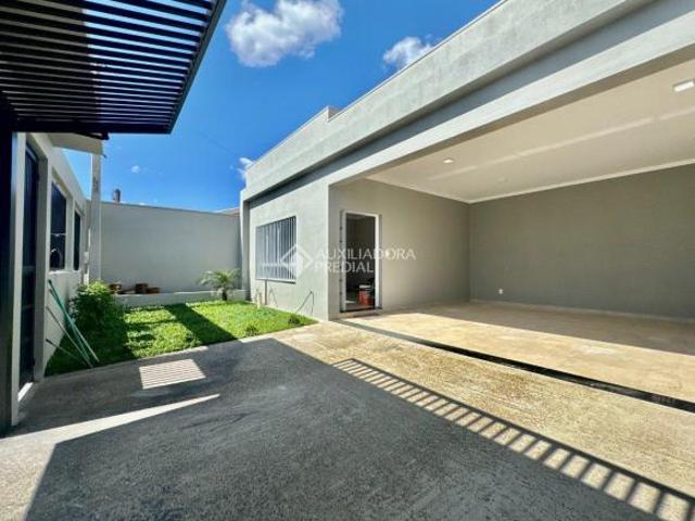 Linda casa recém reformada com 5 quartos e edícula nos fundos
